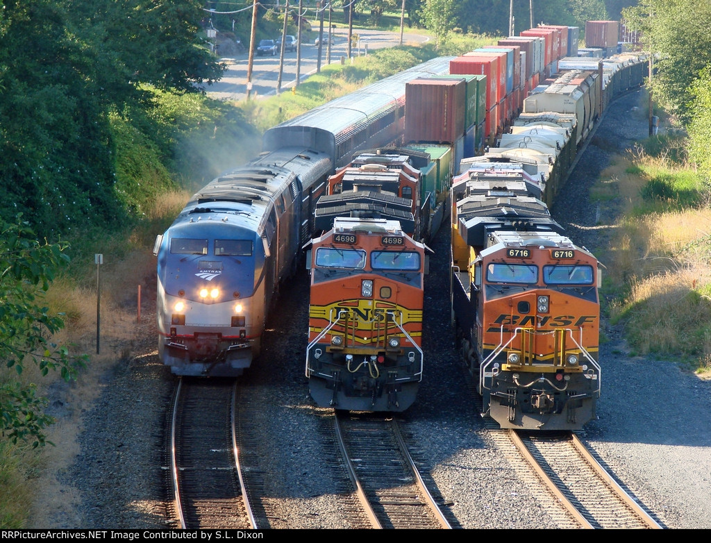 AMTK 5 makes it 3-wide at Lowell WA